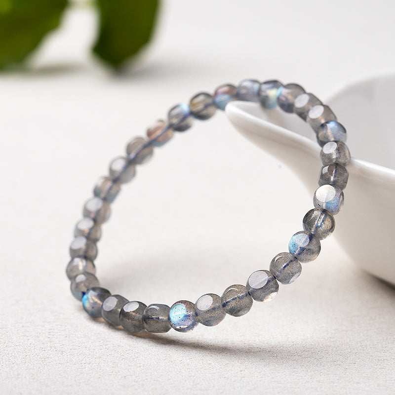 Gray Moonstone: Benefits, Meanings, and How to Incorporate It into You ...